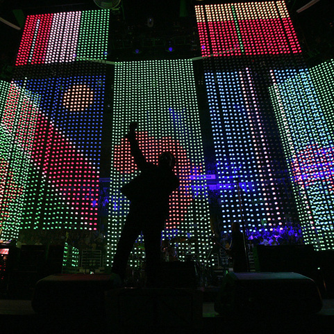 U2 > Gallery > Vertigo Tour