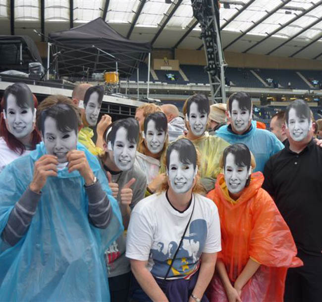 U2 > Gallery > Aung San Suu Kyi Masks